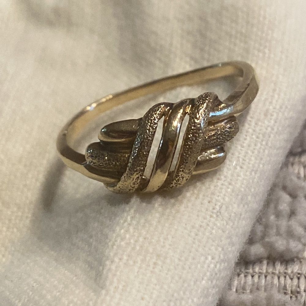 14k Gold Scalloped Knot Ring - Gem